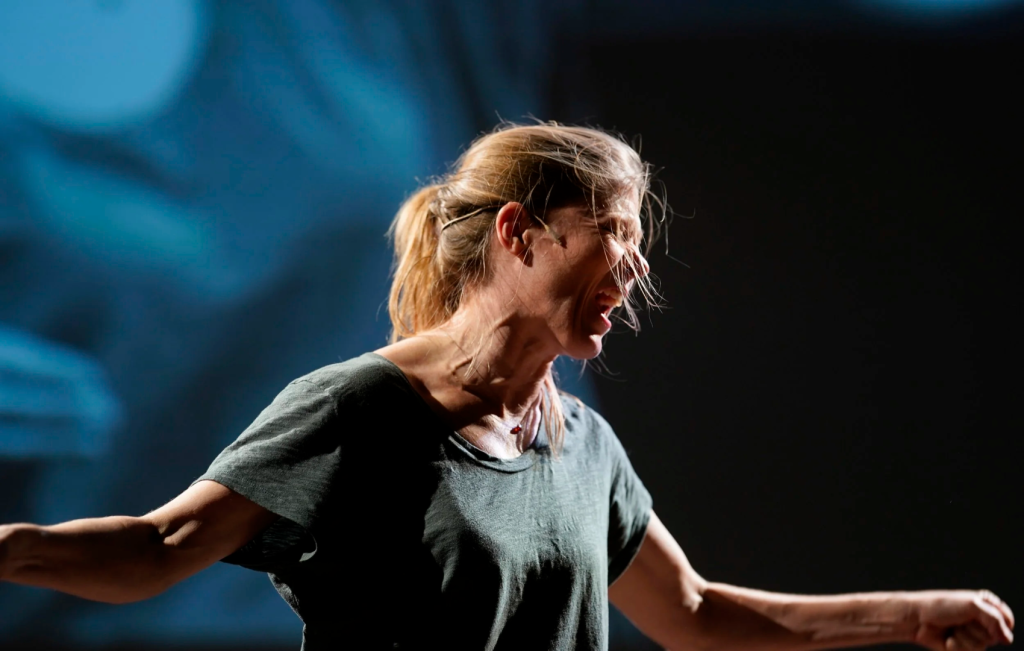 Barbara Hannigan dirigeert & zingt in Concertgebouw