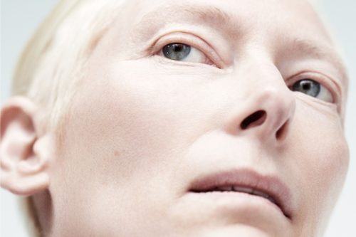 Tilda Swinton schittert in EYE met eigenzinnige expositie