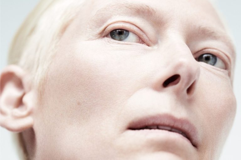 Tilda Swinton schittert in EYE met eigenzinnige expositie